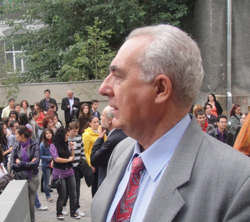 Profesor Emil Păun: ”Faptul că aproape toți colegii din departament au ...